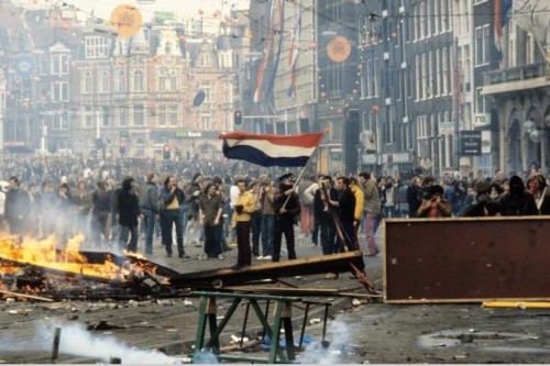 35 jaar geleden: omroepen zenden rellen tijdens kroning uit