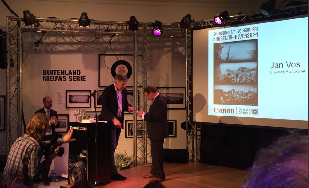 Oud directeur Jan Vos van het Omroepmuseum onderscheiden.