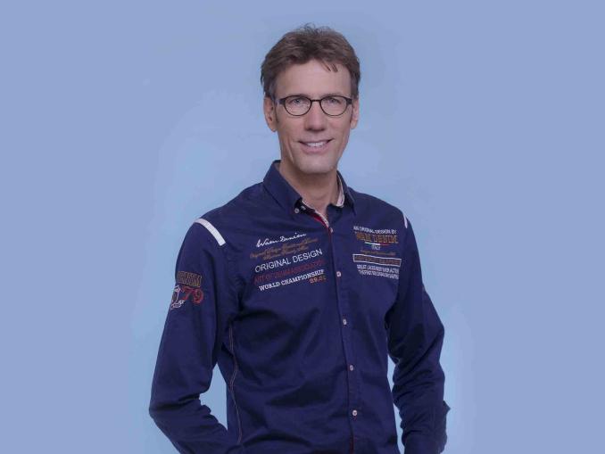 Rob Stenders en Jeroen van Inkel in de Hitradio Veronica Replica studio ...