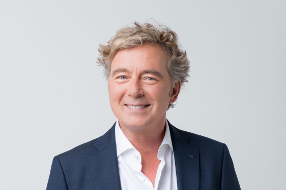 Bert van Leeuwen presenteert vernieuwde zondagmorgen bij de EO - Spreekbuis.nl