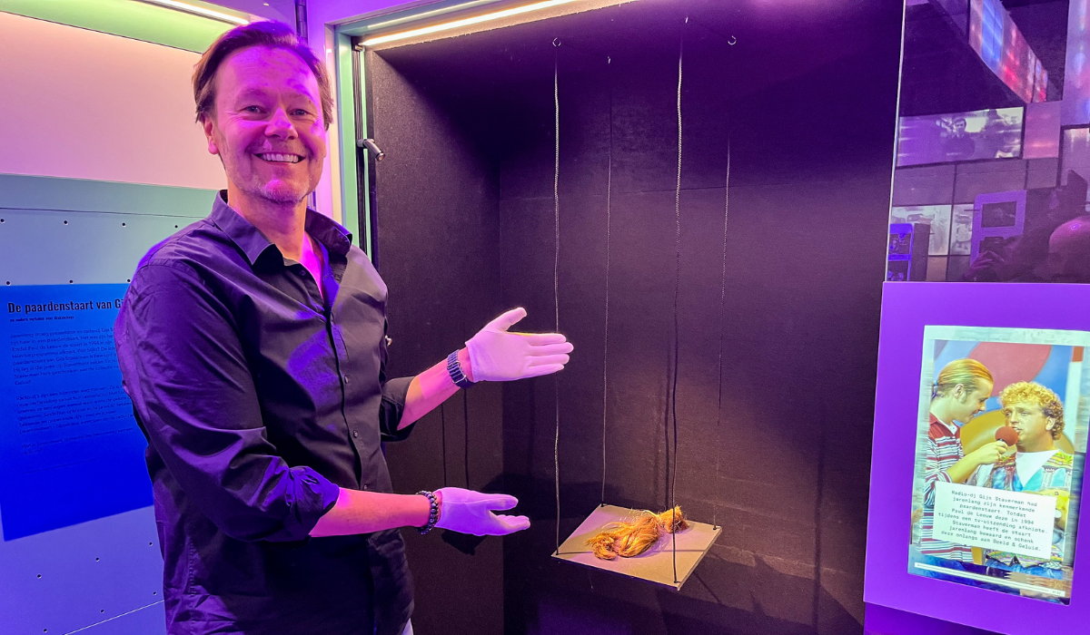 Paardenstaart Gijs Staverman overgedragen aan Mediamuseum Beeld ...