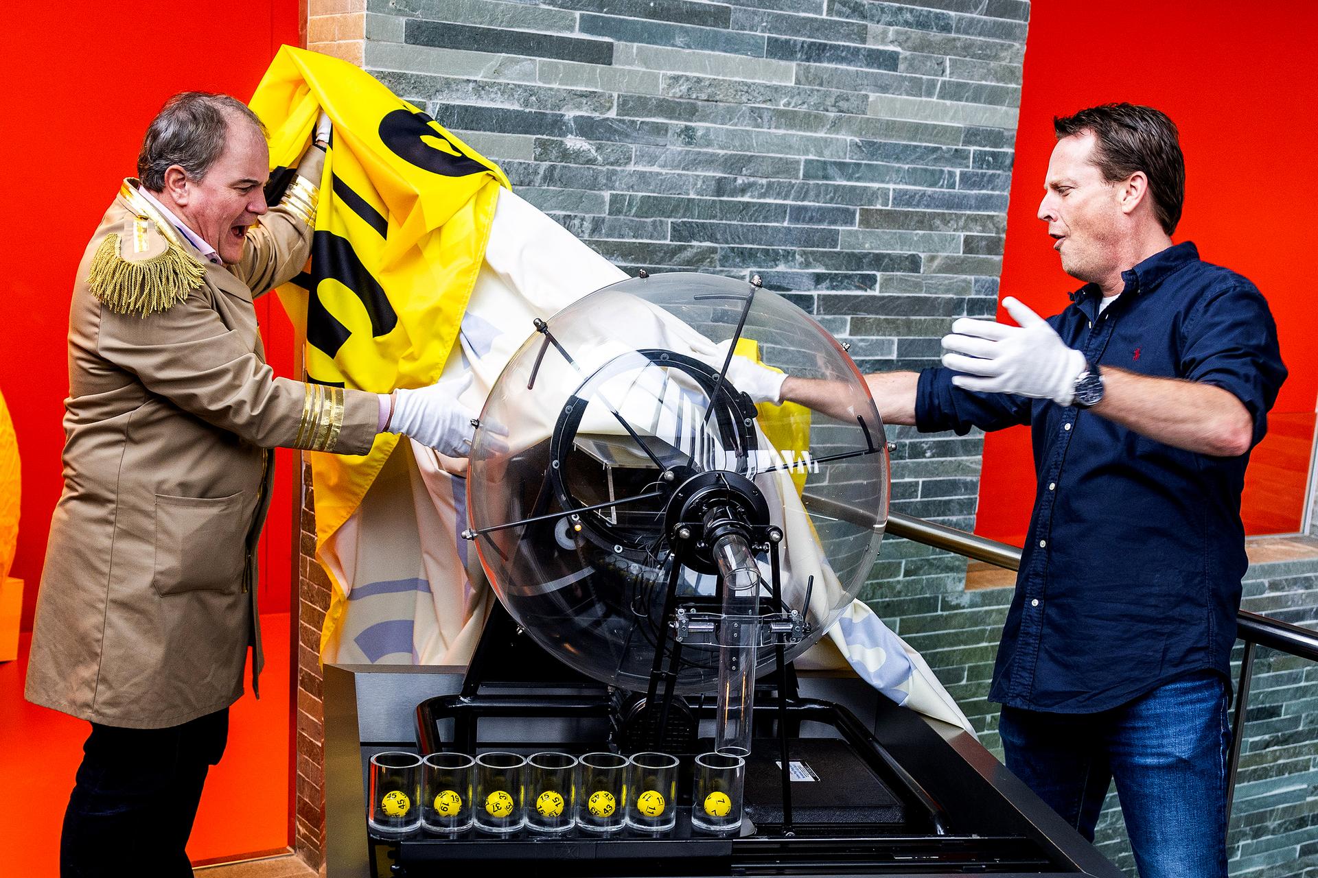 Lotto schenkt iconische Lotto-trekkingsmachine aan Beeld & Geluid ...