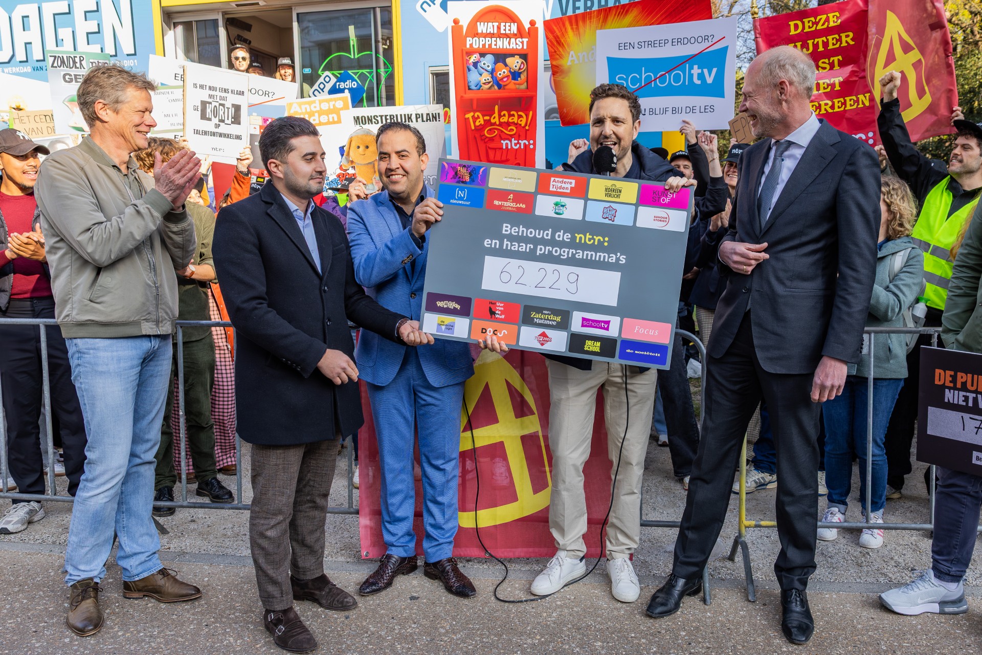 Petitie voor behoud NTR aan Kamerleden overhandigd - Spreekbuis.nl