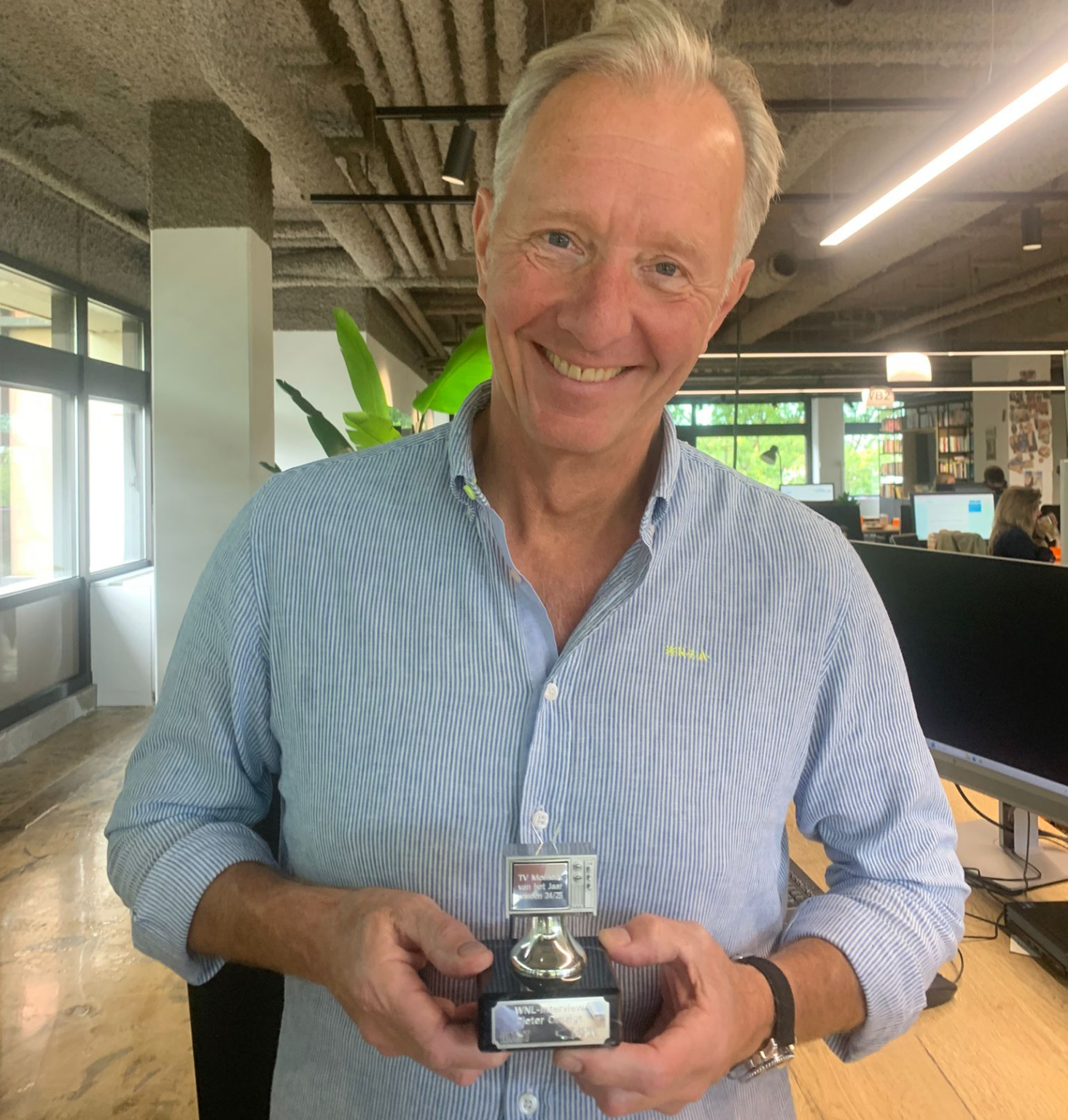 Rick Nieman neemt TV-Moment van het Jaar-award in ontvangst - Spreekbuis.nl