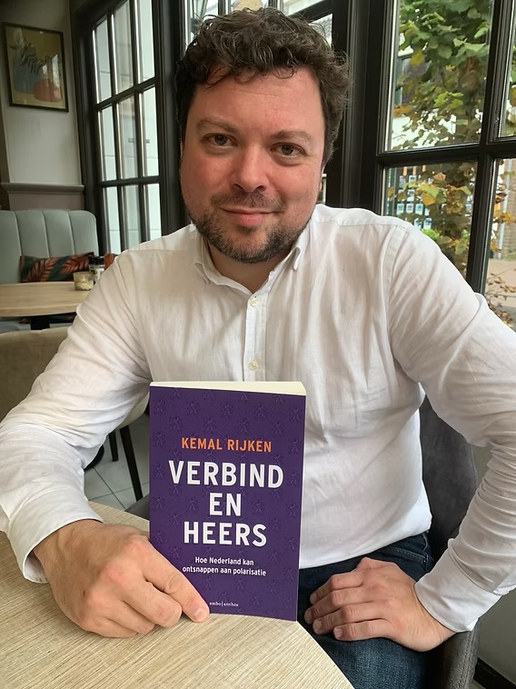 Schrijver Kemal Rijken: Media dragen bij aan polarisatie - Spreekbuis.nl