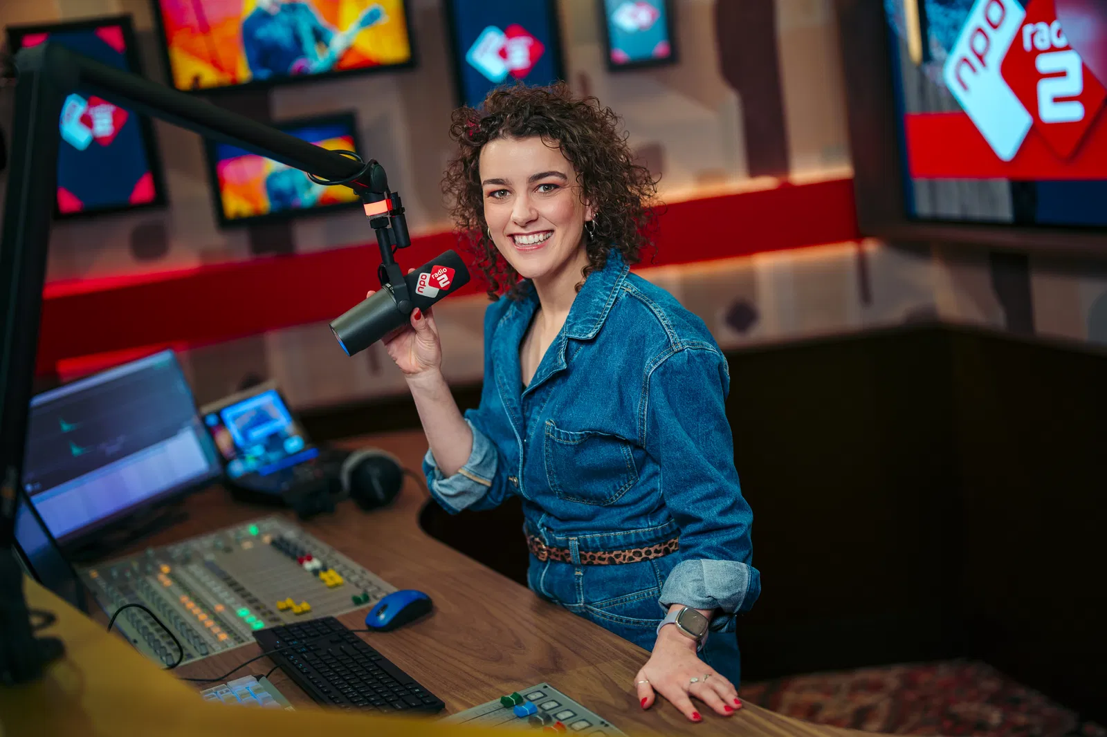NPO snijdt verder in nachtprogrammering: nachtshow Desiree van der ...